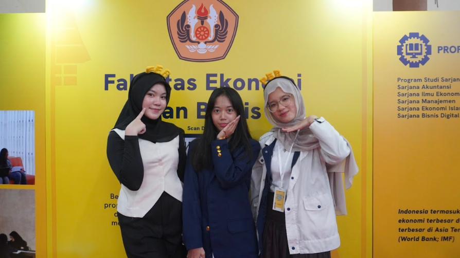 FEB Unpad Jadi Incaran, Ratusan Siswa Antusias Hadir di Booth FEB Unpad ...